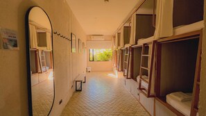 Dormitório compartilhado, em dormitório misto (5 Bunk Beds, 10 People) | 1 quarto, cofres nos quartos, Wi-Fi de cortesia, roupa de cama