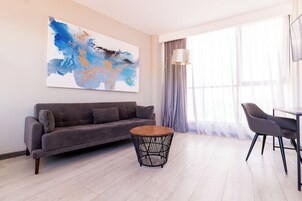 Suíte luxo | Área de estar | Smart TV 43 polegadas com canais digitais, serviços de streaming