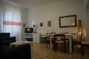 Apartamento, 4 quartos | Sala de estar | TV de ecrã plano 