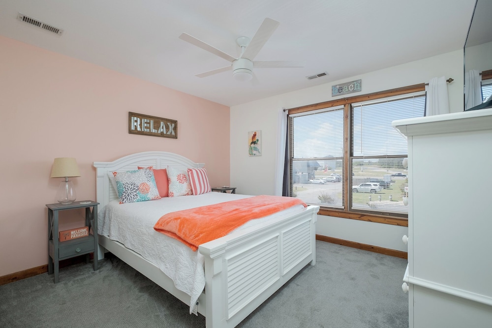 Cozy Kitty Hawk Condo With Beautiful Beach Inspired Décor And Community Amenities - Kitty Hawk, NC