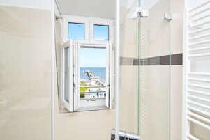 Suite Panorâmica, 1 quarto (Tower Suite Sea view) | Casa de banho | Artigos de higiene pessoal grátis, um secador de cabelo, roupões 