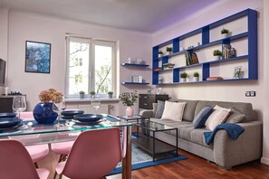 Apartamento conforto, vista para a cidade | Sala de estar | TV de tela plana