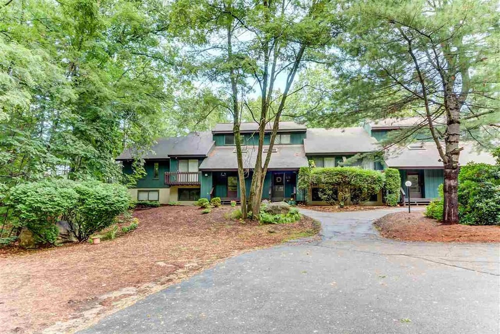 North Conway Getaway! Stonehurst Village Condo - 2,500 Sq. Ft - North Conway, NH