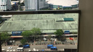 Vista de um horizonte urbano com edifícios modernos, incluindo um hotel com uma estrutura de cúpula marcante.