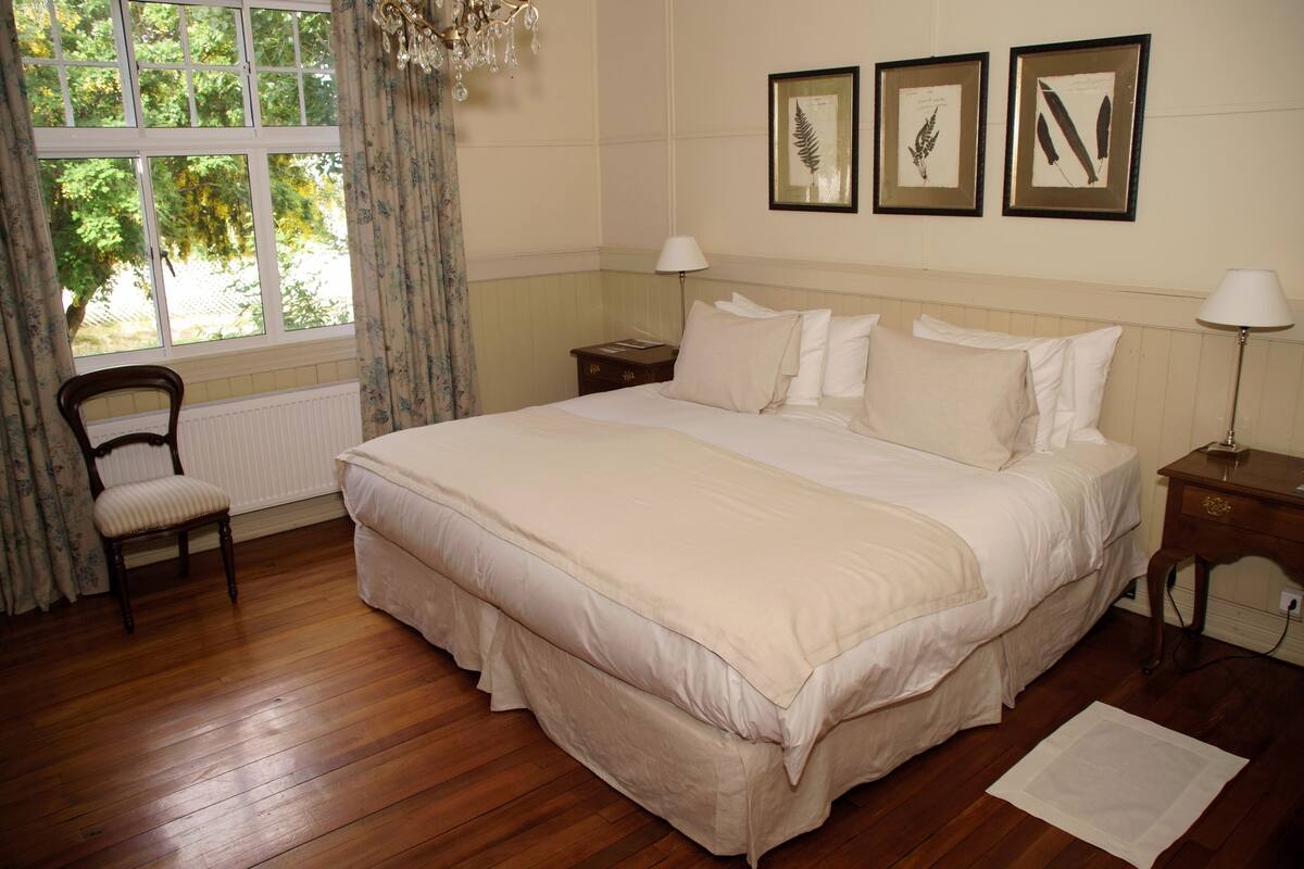 Quarto Superior, 1 cama de casal ou 2 camas individuais | Cofre no quarto, Wi-fi grátis, roupa de cama fornecida 