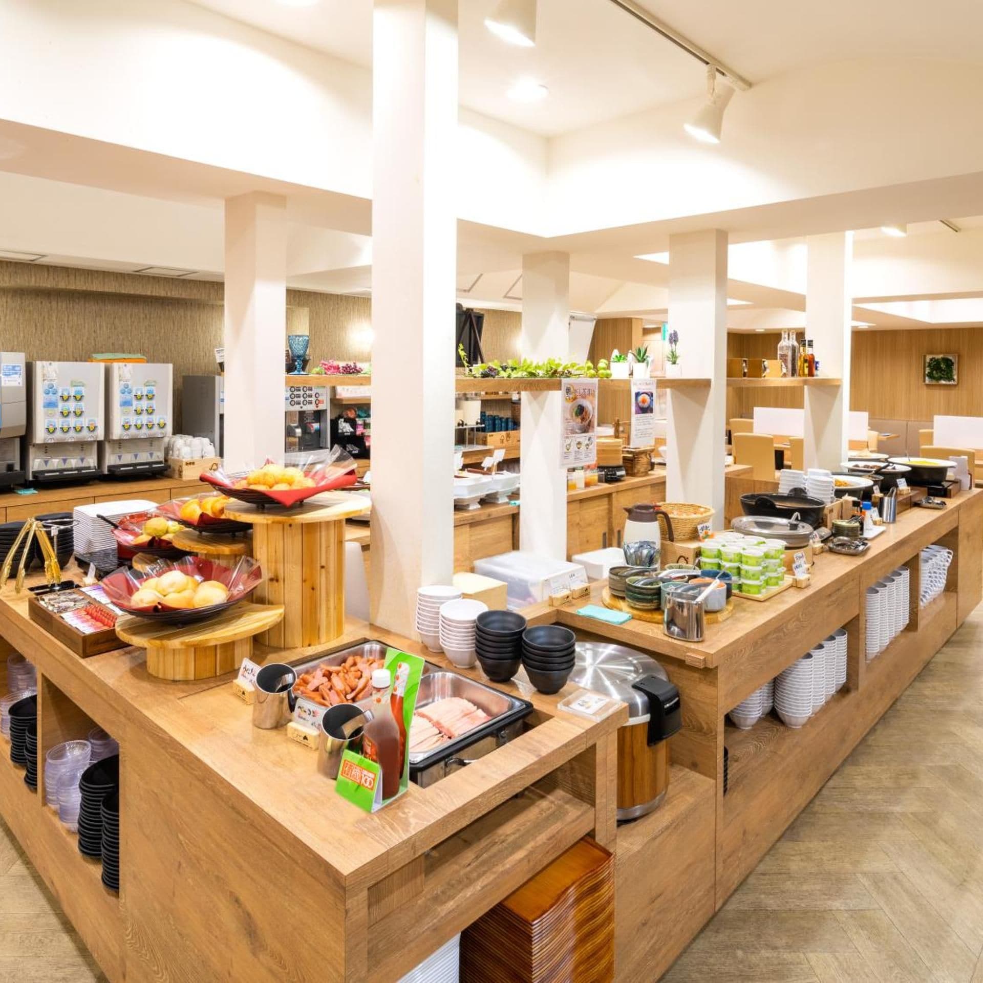 Disposição de buffet com diversos alimentos e acompanhamentos.