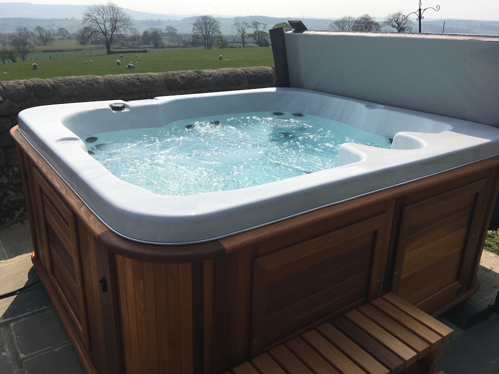 Set On A Working Dairy Farm Stunning Views, A Hot Tub And Pet Freindly - Yorkshire