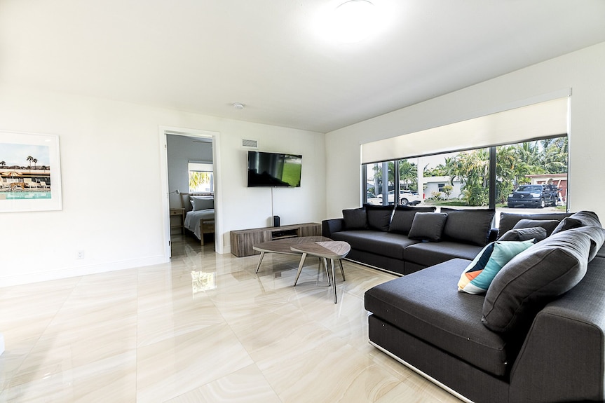 Luxury 5br 3 Baths On The Water Great Location 5 Min To Beach Heated Salt Pool - Sunny Isles Beach, FL