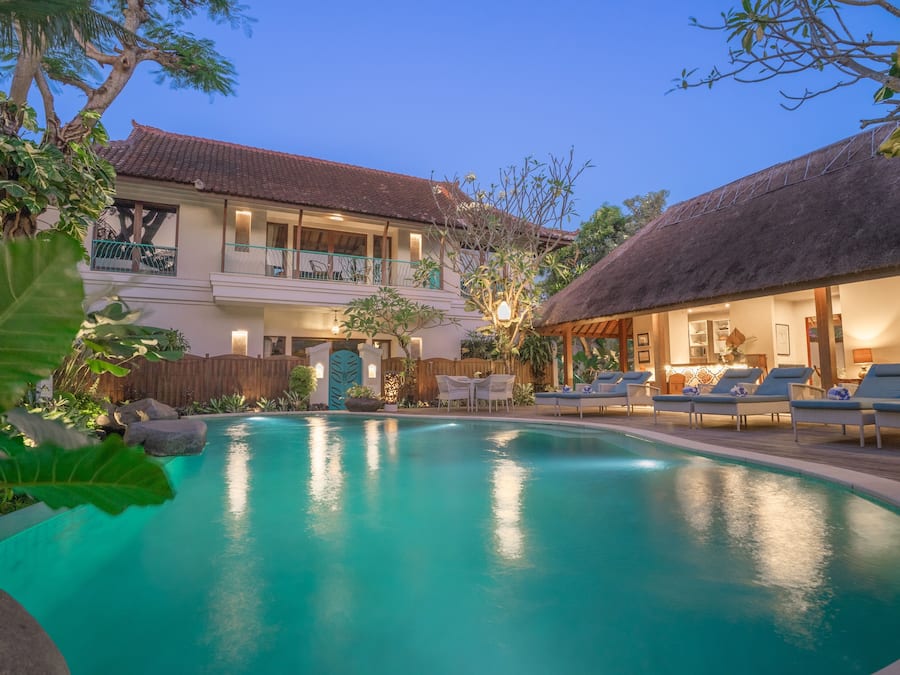 Piscina externa, espreguiçadeiras