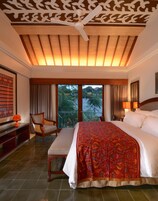 1 Bedroom Suite with Balcony | Cofre no quarto, com decoração personalizada 