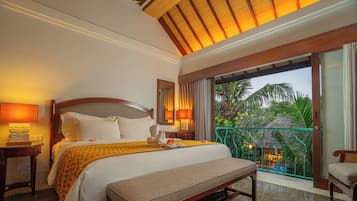 1 Bedroom Suite with Balcony | Cofre no quarto, secretária, ferro/tábua de engomar, Wi-fi grátis