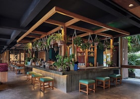 Este bar no lobby do hotel, junto à piscina, aberto diariamente