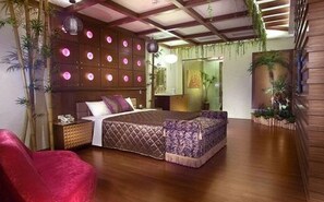 Quarto Superior | Com decoração personalizada, com mobília individualizada, secretária 