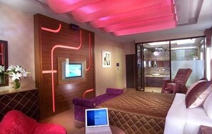 Quarto Superior | Com decoração personalizada, com mobília individualizada, secretária 