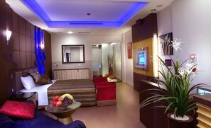 Quarto Superior | Com decoração personalizada, com mobília individualizada, secretária 