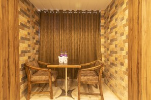 Quarto Deluxe (AC) | Sala de estar | Televisor LED de 32 polegadas com canais por cabo, televisor 