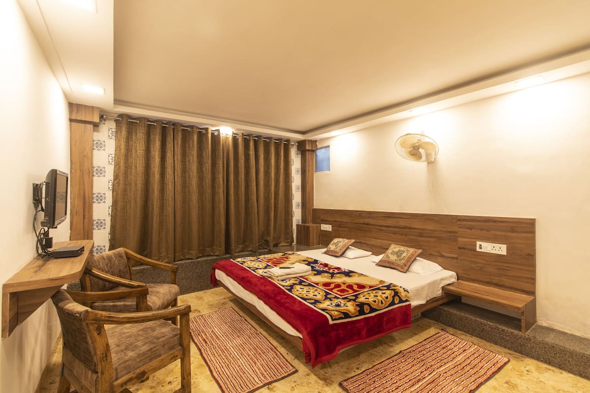 Quarto luxo (Non AC) | 1 quarto, individualmente mobiliados, Wi-Fi de cortesia, roupa de cama