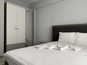 Apartamento, 1 quarto | 1 quarto, secretária, cortinas/cortinados opacos 