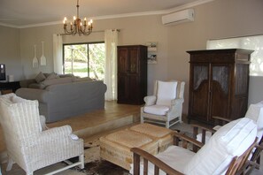 Casa, 4 quartos | Área de estar | TV de tela plana