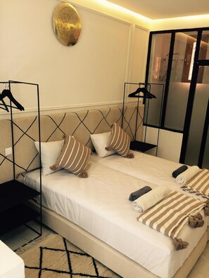Quarto duplo | Escrivaninha, cortinas blackout, Wi-Fi de cortesia, roupa de cama