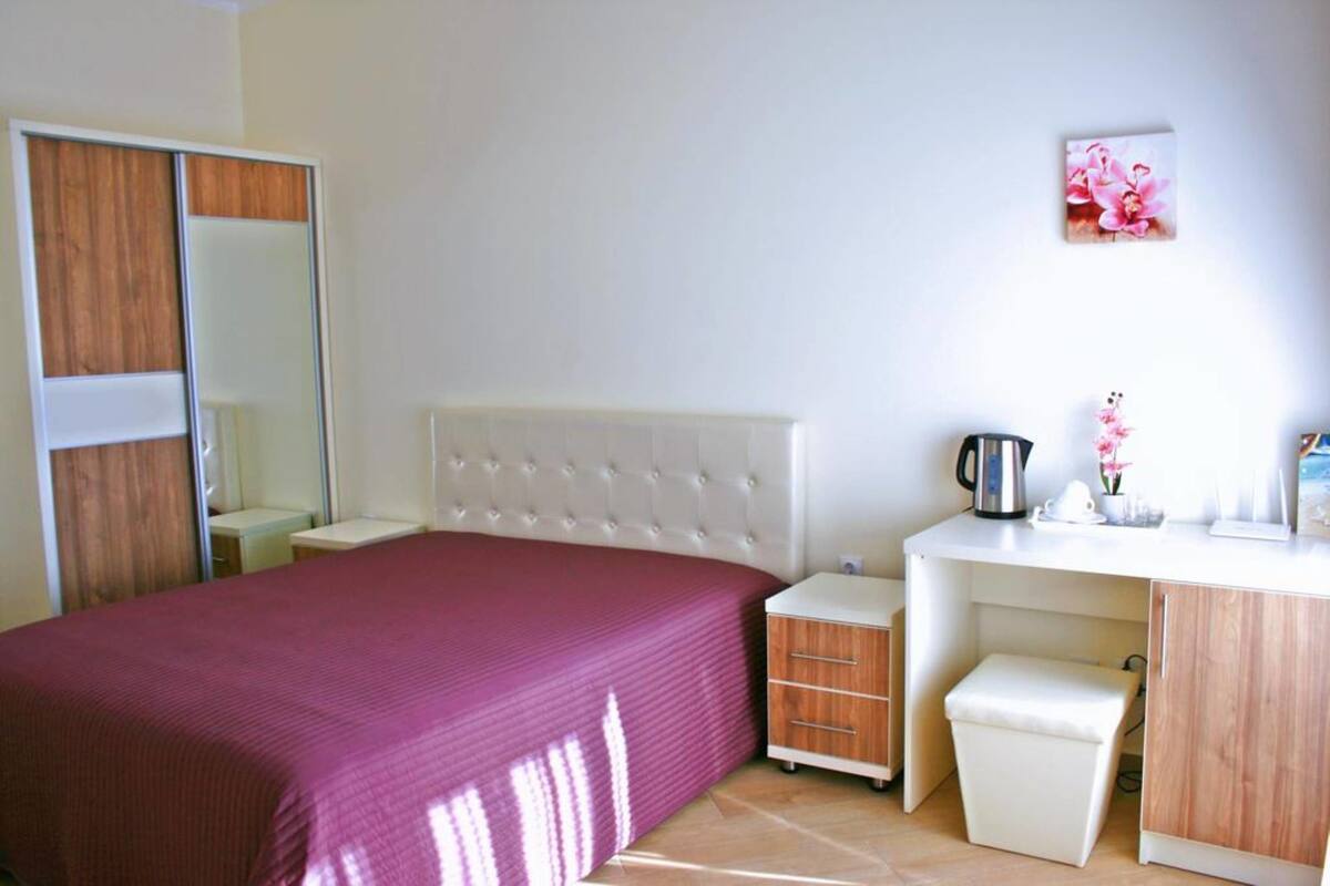 Quarto Deluxe, vista para o mar | Minibar, cofre no quarto, secretária 