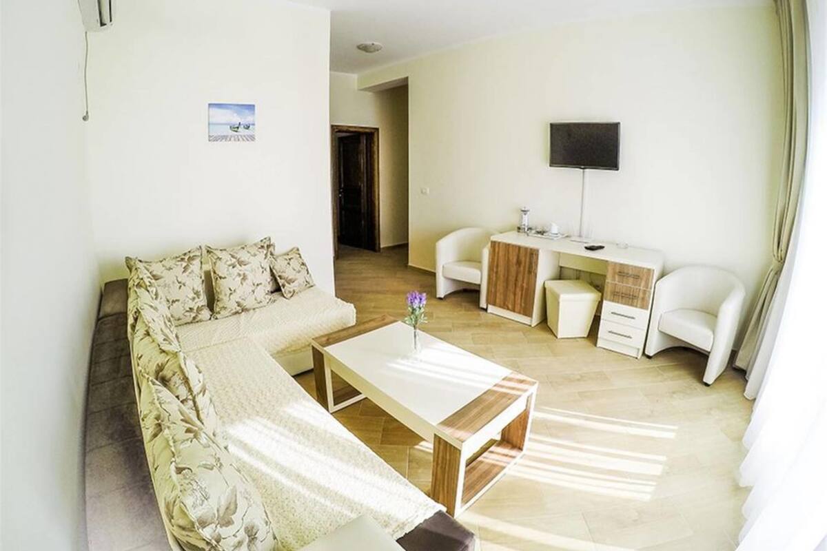 Apartamento Comfort, vista para o mar | Sala de estar | Televisor LCD 