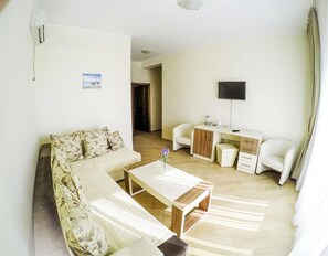 Apartamento conforto, vista para o mar | Área de estar | TV LCD