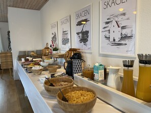 Café da manhã com buffet grátis todos os dias