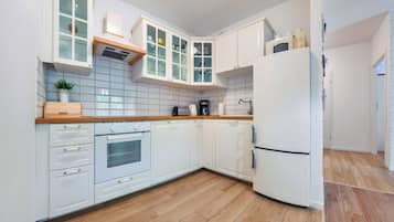 Apartamento (Armii Krajowej 133A/14) | Kitchenette privada | Um frigorífico, um forno, uma máquina de lavar louça