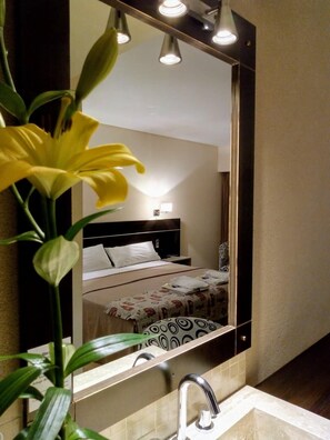 Minibar com produtos grátis, cofre no quarto 
