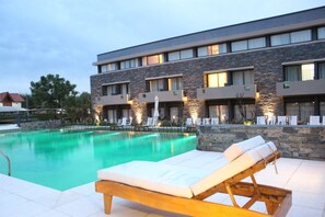 Piscina exterior, espreguiçadeiras 