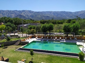 Piscina exterior, espreguiçadeiras 