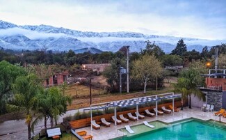 Piscina exterior, espreguiçadeiras 