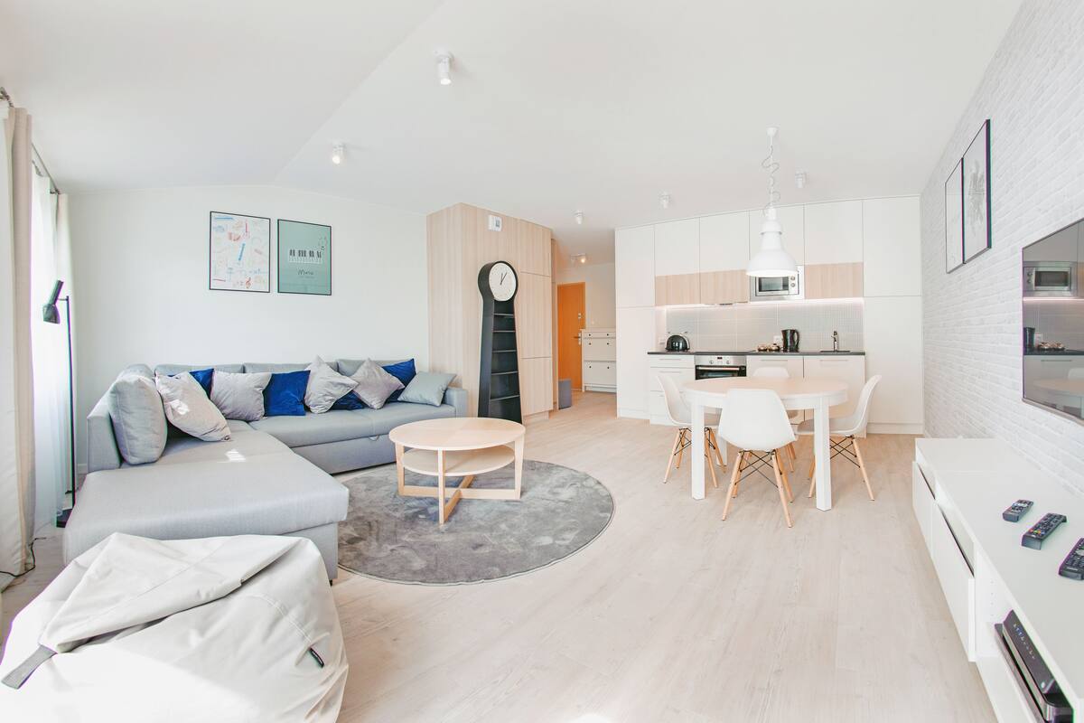 Um apartamento moderno com sala de estar, cozinha e espaço para refeições.