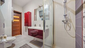 Apartamento (56B/9) | Casa de banho | Um polibã, um secador de cabelo, toalhas fornecidas, papel higiénico