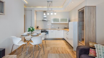 Apartamento (B 28) | Área de estar | TV de tela plana, mesa de pingue-pongue