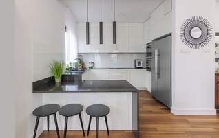 Apartamento (B 38) | Cozinha privada | Geladeira, cooktop, chaleira elétrica, cadeirão de bebê