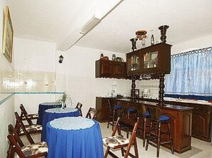 2 restaurantes: servem almoços e jantares