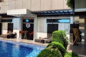 Piscina exterior, espreguiçadeiras 
