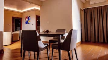 Apartamento Executivo, 2 quartos | Sala de estar | Televisor de ecrã plano de 32 polegadas com canais via satélite