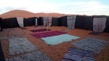 Cofre no quarto, secretária, roupa de cama fornecida