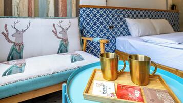 Com decoração personalizada, com mobília individualizada, secretária