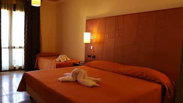 Quarto Triplo | Cortinas/cortinados opacos, Wi-fi grátis, roupa de cama fornecida