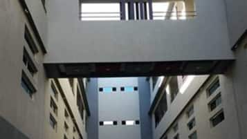 Um átrio amplo com vários andares e um espaço central aberto.