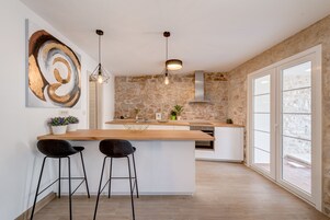 Casa Deluxe | Cozinha privada | Um frigorífico/congelador grande, um micro-ondas, um forno