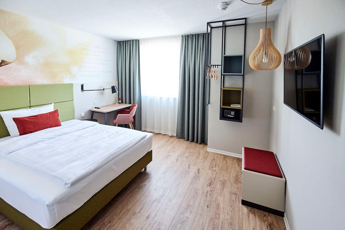 Cofres nos quartos, espaço de trabalho para notebook, cortinas blackout