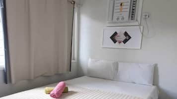 Quarto casal ou duplo básico | Frigobar, cortinas blackout, Wi-Fi de cortesia, roupa de cama