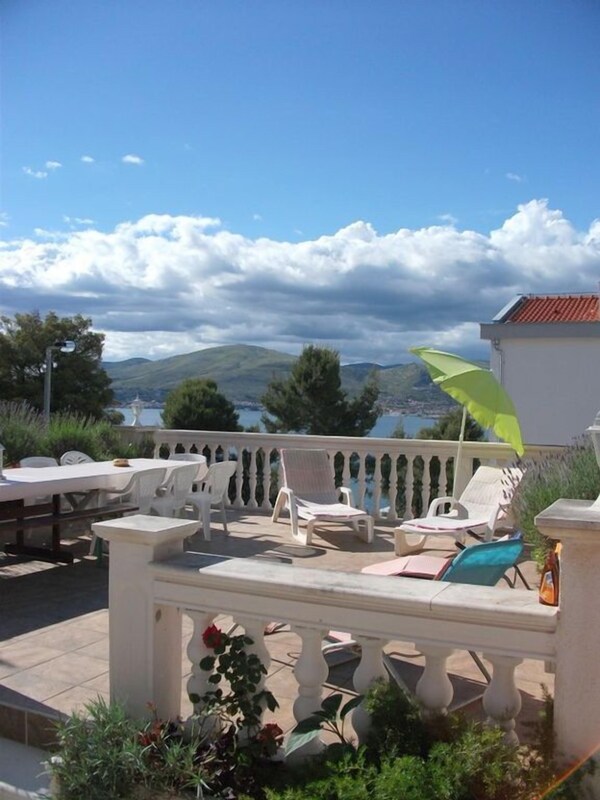 Huge Terrace With Sea View Of The Bay - Okrug Gornji