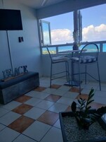 Apartamento, vista para o mar | Sala de estar | Televisor