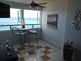 Apartamento, vista para o mar | Sala de estar | Televisor